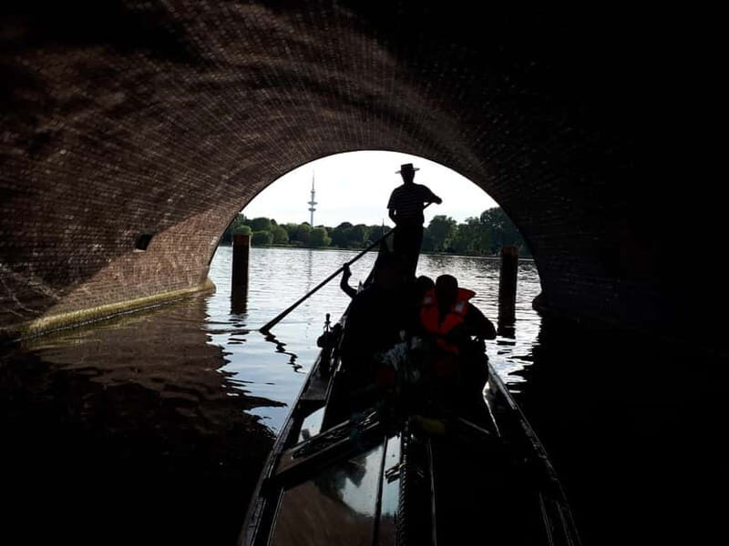 Private Alster Lake romantic Tour in a Real Venetian Gondola - Who Should Consider This Experience?