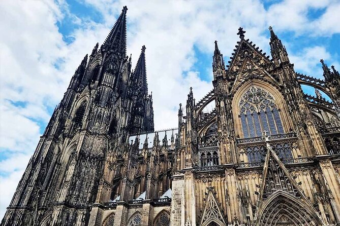 Private audio book city rally around Cologne Cathedral and the Old Town - Who Might Want to Think Twice?
