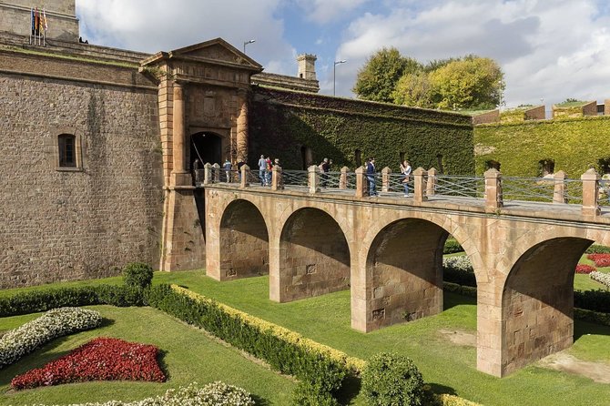 Private Barcelona Best Views: Old Town, Montjuic Castle&Magic Fountain Show Tour - Since You Asked