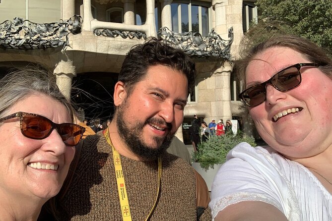 Private Barcelona Highlights: Gothic Sagrada Familia & Park Güell - Montjuic and Eixample