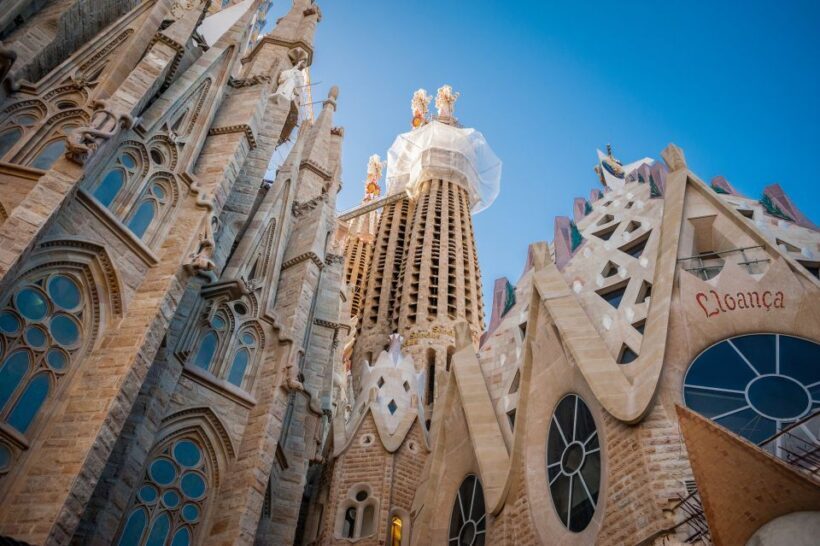 Private Barcelona & Montserrat Tour with Pick-up - Exploring the Private Barcelona & Montserrat Tour: A Balance of City Charm and Mountain Majesty