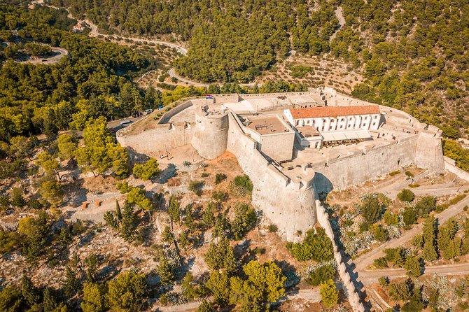 Private Blue Cave and Hvar - 5 Islands Tour - Stiniva Bay: A Picturesque Gem