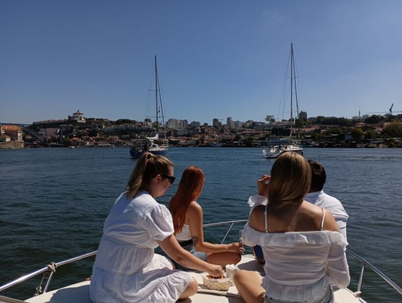 Private Boat Tour 6 Bridges 1h30, group price up to 6px - Key Points