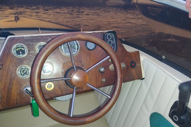 Private boat tour Como wood classic boat - The Final Word