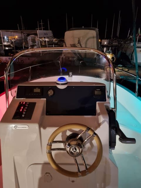 Private boat tour of the coast with swimming stop. - FAQ