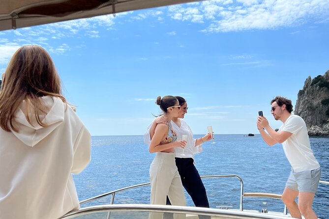 Private Boat Tour to Capris Hidden Gems With Local Skipper - Enjoying the Local Cuisine and Beverages