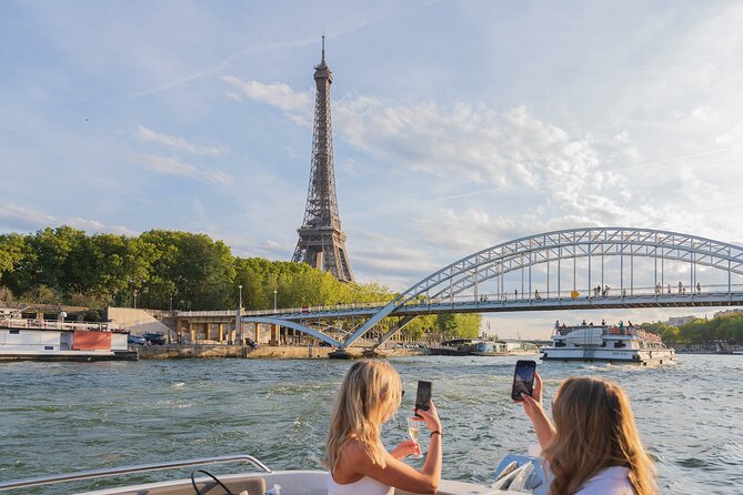 Private Boat Trip in Paris - Discovering the Charm of a Private Boat Trip in Paris
