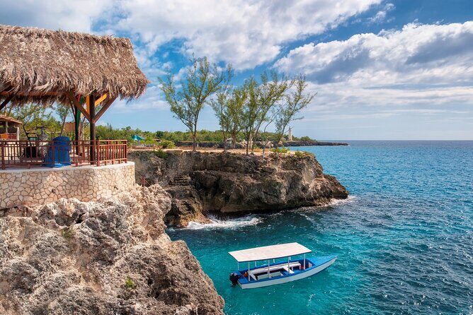 Private Catamaran Cruise Tour in Negril Beach and Rick's Cafe - Key Points