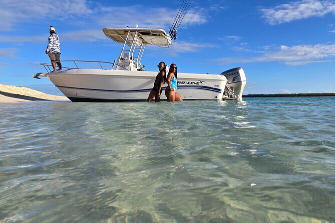 Private Center Console Boat for Sailing Bahamas Clear Waters - Key Points