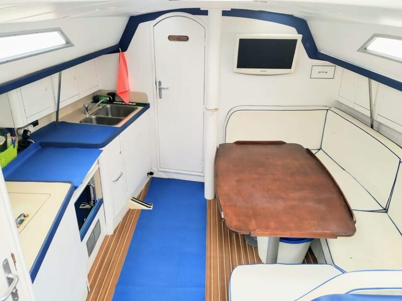 Private charter on sailboat - coastal trip with snorkeling in the bay - A Closer Look at the Coastal Sailboat Experience