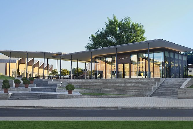 Private Chauffeur for shopping to "The Mall" and Prada Outlet (Space) - FAQ