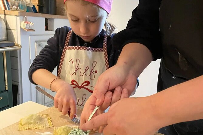 Private Cooking Lesson With a Typical Italian Family - Navigating the Meeting Logistics