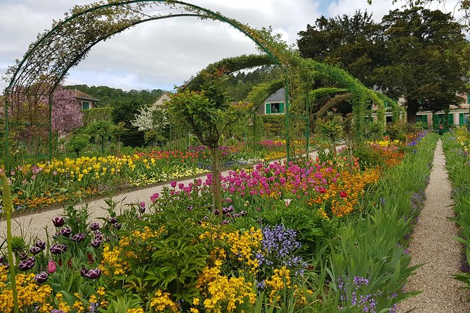 Private day tour to Giverny Gardens and Rouen from Paris - How the Tour Works in Practice