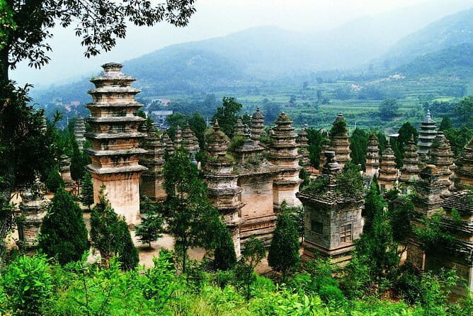 Private Day Tour to Shaolin Temple from Xian by Bullet Train with Kungfu Show - The Guides and Their Role