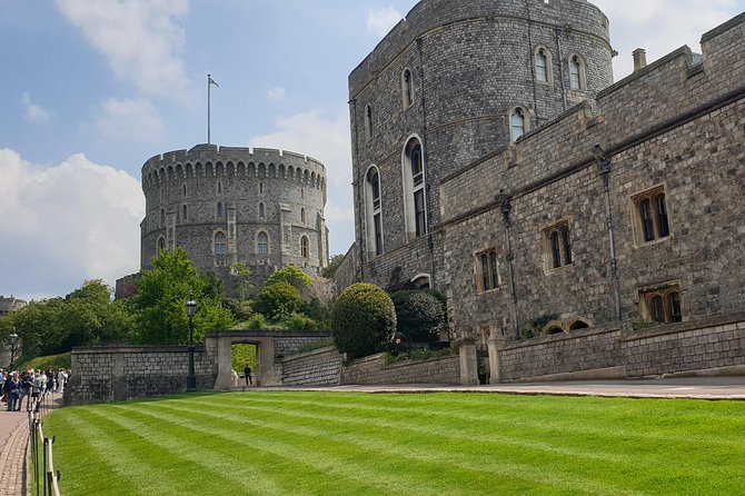 Private Driver Guided Tours Windsor Castle Stonehenge - Meeting and Pickup