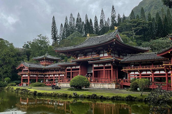 Private East Oahu Highlights Tour Byodo In Temple & Pali Lookout - Who Should Consider This Tour?