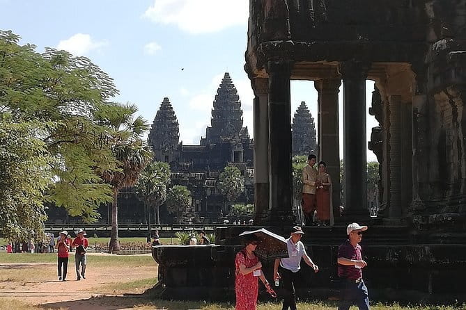 Private Four Days Angkor Complex with Kompong Phluk Village Tour - Day 1: Temples Beyond the Crowds