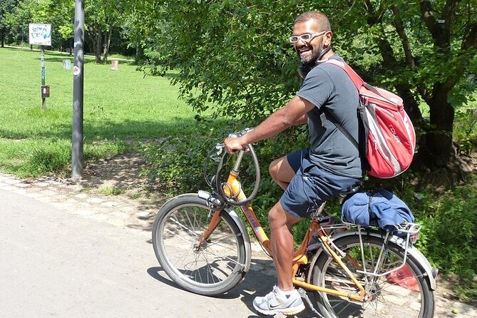 Private Guide Up to Group 6 - ONE Rickshaw, (E)Bikes, E-Scooters - Ending on a Thoughtful Note