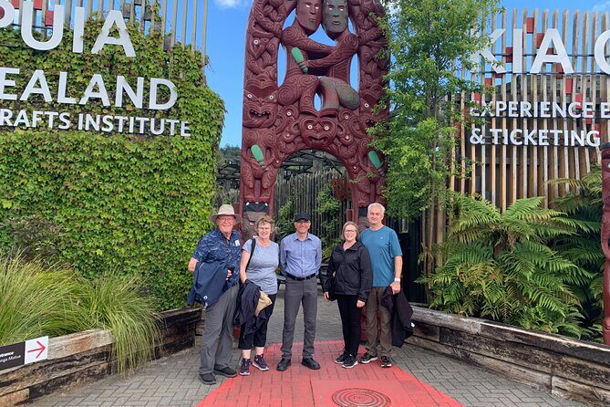 Private Hobbiton and Rotorua Auckland Tour House - Key Points