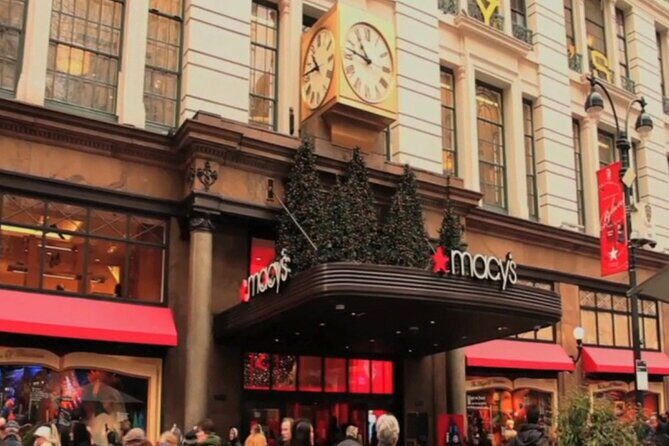 Private Holiday Movie Sites and City Lights Guided Tour - Transportation and Guide Experience