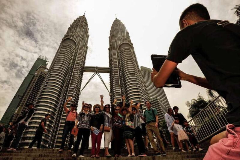 Private KL City Tour with Petronas Twin Towers & Batu Caves - Key Points