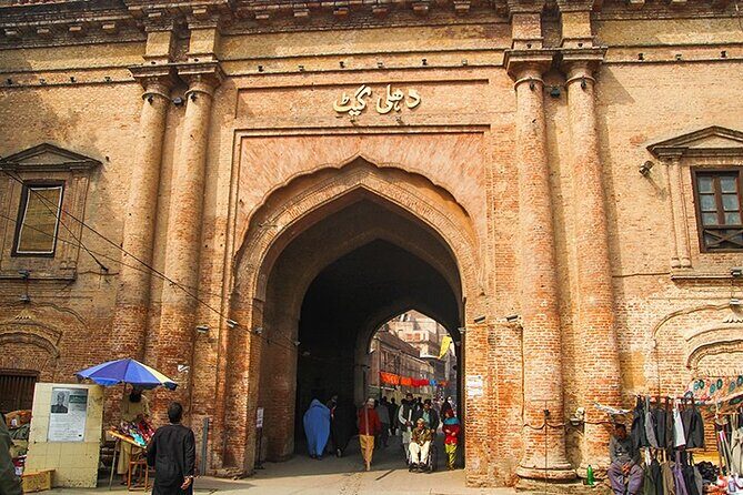 Private Lahore Full Day Sightseeing Tour with Local Guide - Exploring Lahore Fort