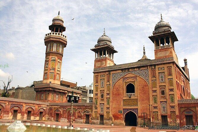 Private Lahore Full Day Sightseeing Tour with Local Guide - Savoring Local Flavors at Food Street Fort Road