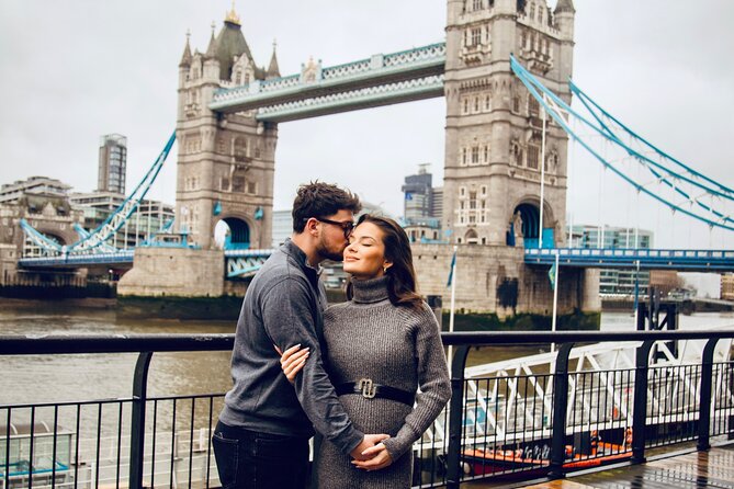 Private Landmarks Photoshoot for Families and Couples - Flexible Pricing and Cancellation