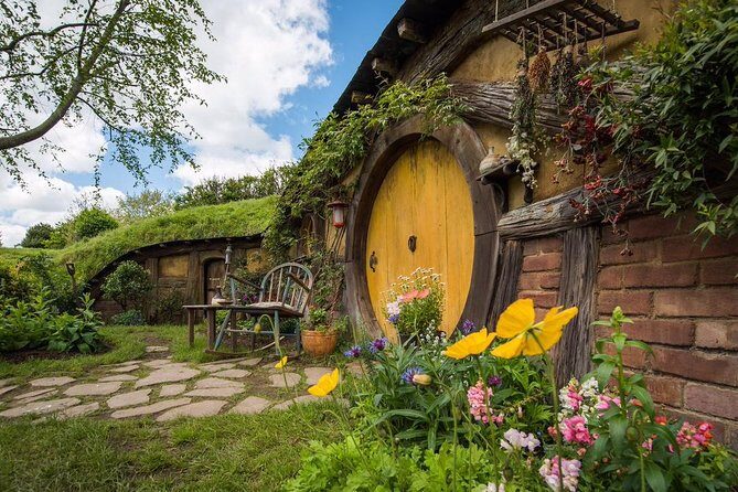 Private Luxury Tour From Auckland to Hobbiton Movie Set and Rotorua for couples - Key Points