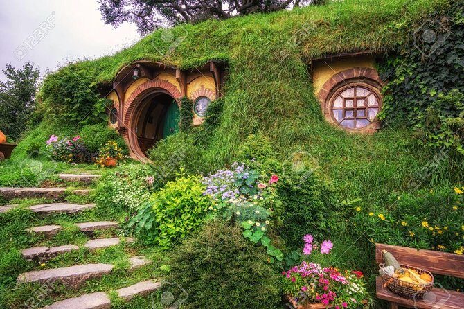 Private Luxury Tour From Auckland to Hobbiton Movie Set and Rotorua for couples - Transportation and Group Size