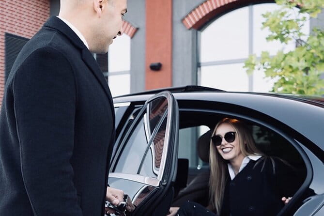 Private Melbourne CBD Sightseeing Tour  luxury vehicle - Who Is This Service Best For?