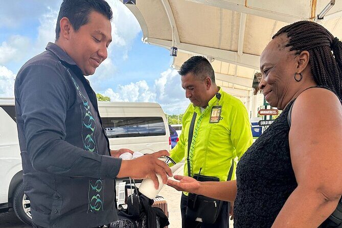 Private Minivan Departures from Hotels to Cancun Airport - An In-Depth Look at the Experience