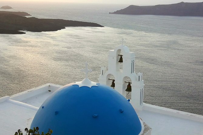 Private Oia Panoramic Scenes: Embrace the Most Picturesque Village of Santorini! - Marveling at the Dramatic Skaros Rock
