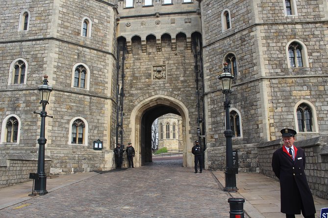 Private One Way or Round Trip Transfer : London to Windsor Castle or LEGOLAND - Who Will Benefit Most from This Transfer?