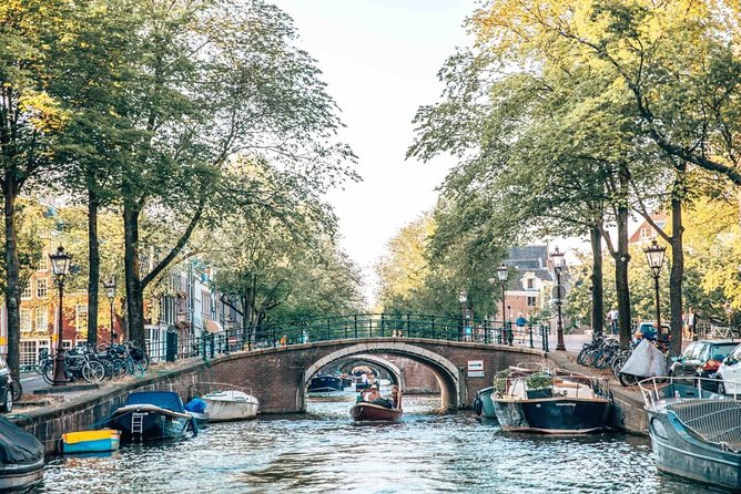 Private Romantic Canal Cruise Amsterdam With Bubbly and Snacks - Celebrating Romantic Occasions