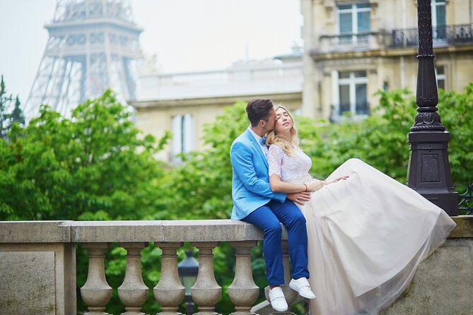 Private Romantic Photoshoot in Paris with Bouquet of Flowers - The Sum Up