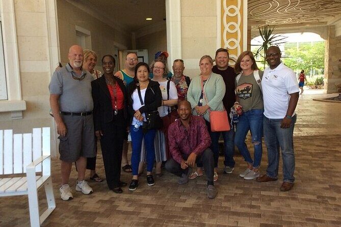 Private Roundtrip Minibus Transfer to Downtown Nassau - Key Points