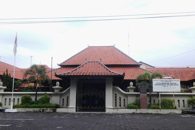 Private Royal Heritage Tour: Yogyakarta Palace, Watercastle, Sonobudoyo Museum - Key Points