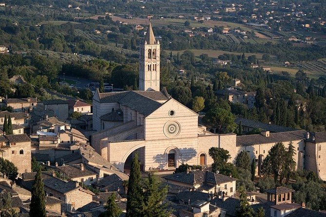 Private St. Francis Basilica of Assisi and City Walking Tour - Admiring the Temple of Minerva