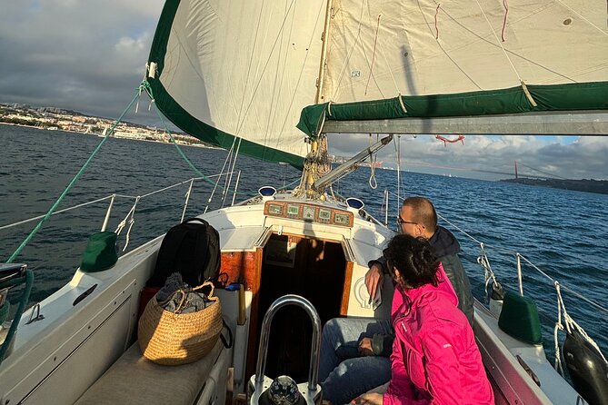 Private Sunset in a Charm Boat Tour in Lisbon - Meeting and Logistics