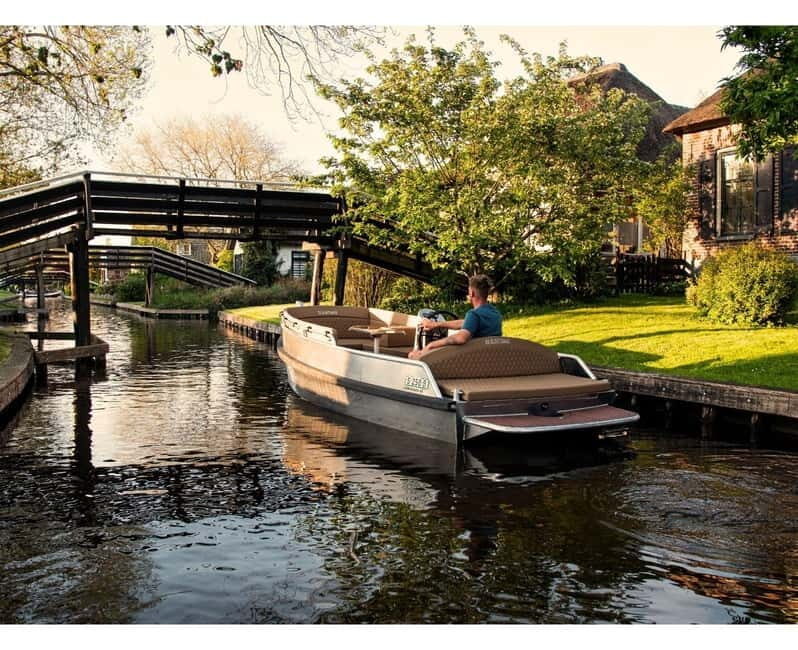 Private tour in luxury boat - Discover Giethoorn on a Private Luxury Boat Tour