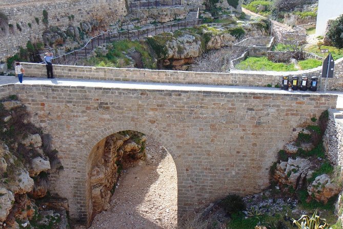 Private Tour in Polignano a Mare: Overlooking the Sea - Evening Strolls and Vibrant Nightlife