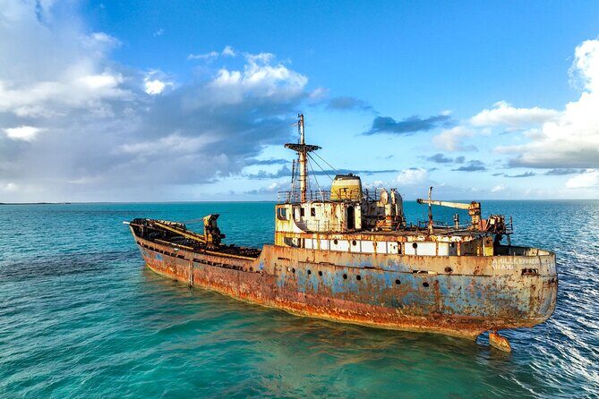 Private Tour Jet Skiing Around La Famille Ship and Pristine Cays - Key Points