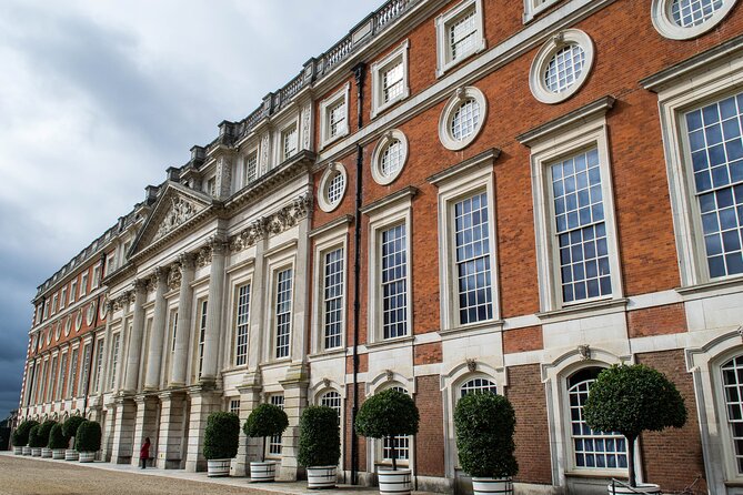 Private Tour of Hampton Court Palace With Award-Winning Architectural Historian - Discovering the Palaces Renowned Art Collection