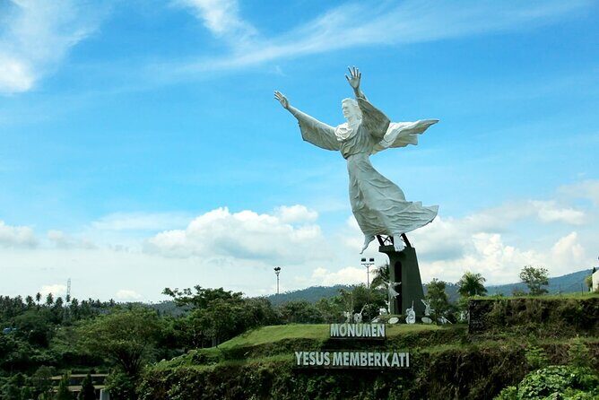 Private tour of Manado and Tomohon including lunch and driver - Key Points