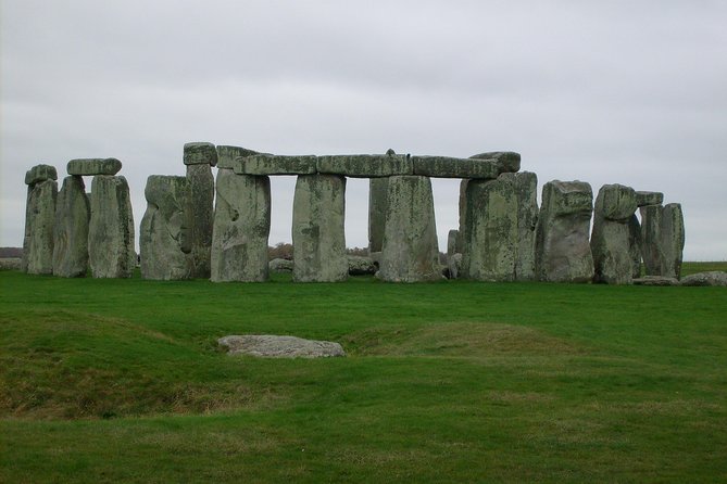 Private Tour of Stonehenge and Salisbury Cathedral - Exploring Stonehenge
