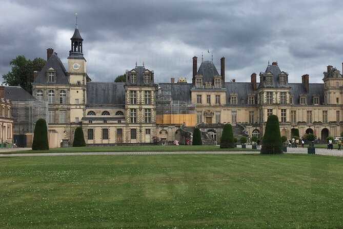 Private tour of the Great Christmas of Vaux le Vicomte and Fontainebleau - Returning to Paris with Last Impressions