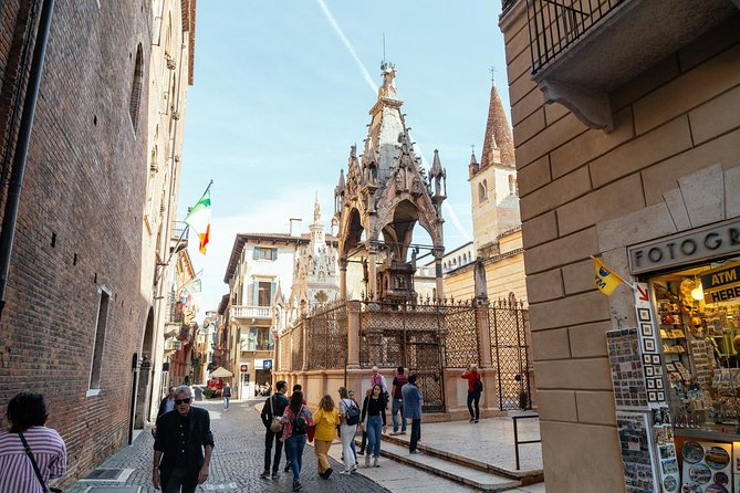 PRIVATE TOUR of Verona: Highlights & Hidden Gems With Locals & Snack Included - Local Hosts and Guides