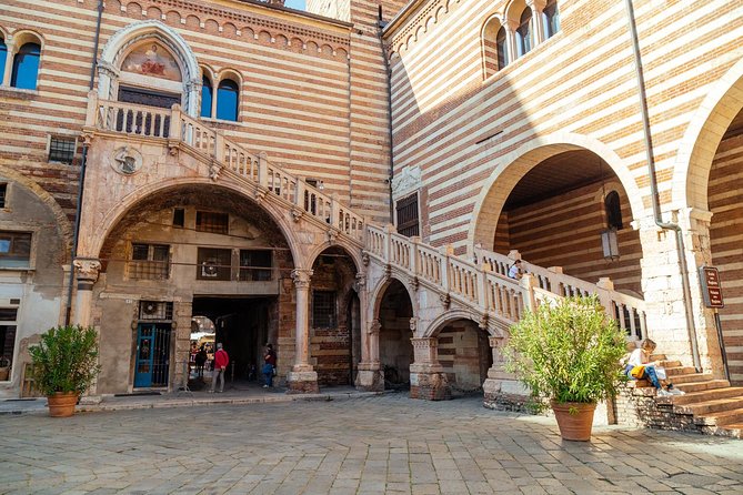 PRIVATE TOUR of Verona: Highlights & Hidden Gems With Locals & Snack Included - Itinerary Details