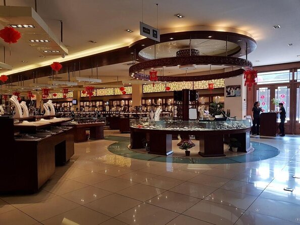 Private Tour to Pearl Market Acrobatic Show & Peking Duck Dinner - Key Points